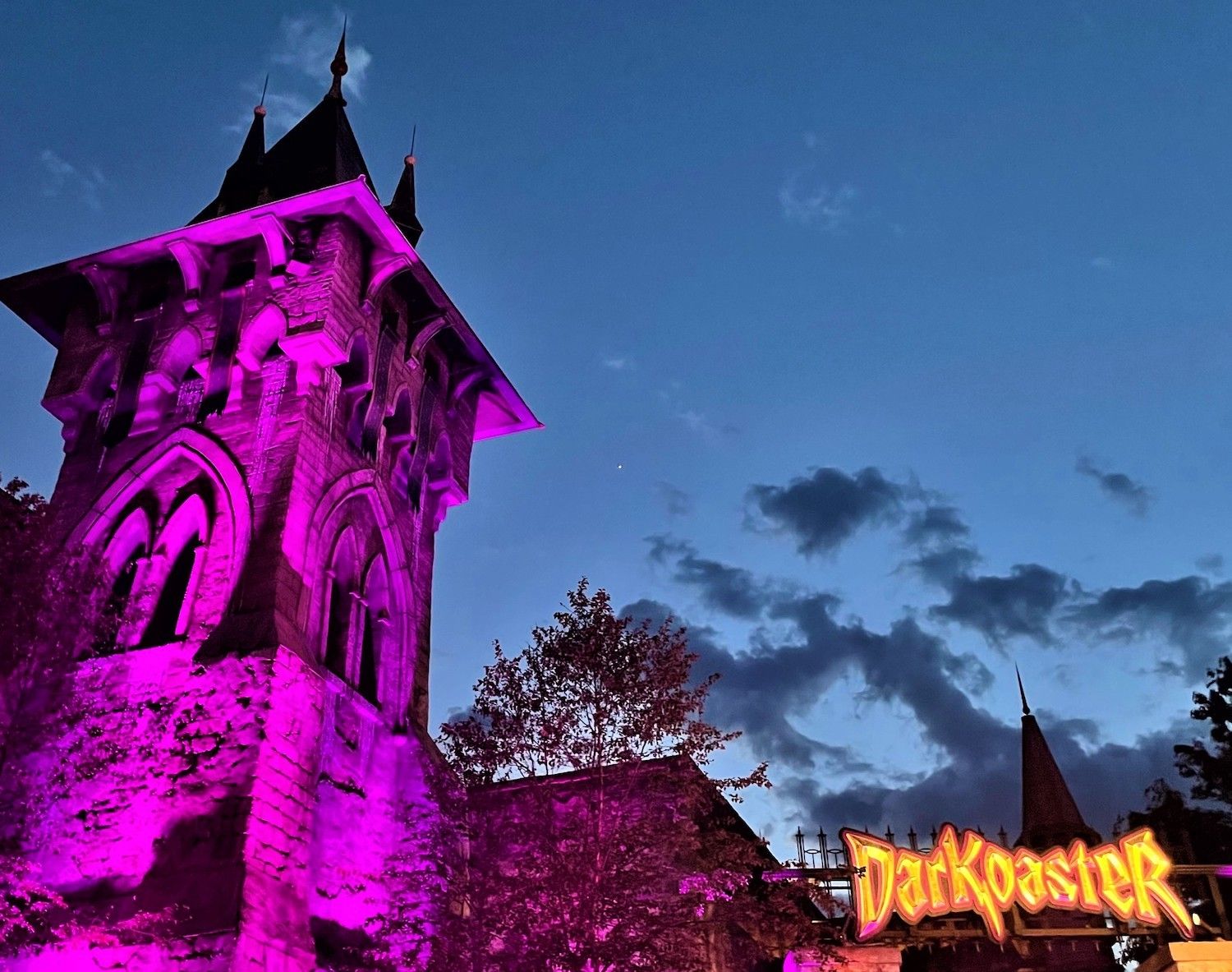 Busch Gardens opens new DarKoaster straddle coaster | blooloop