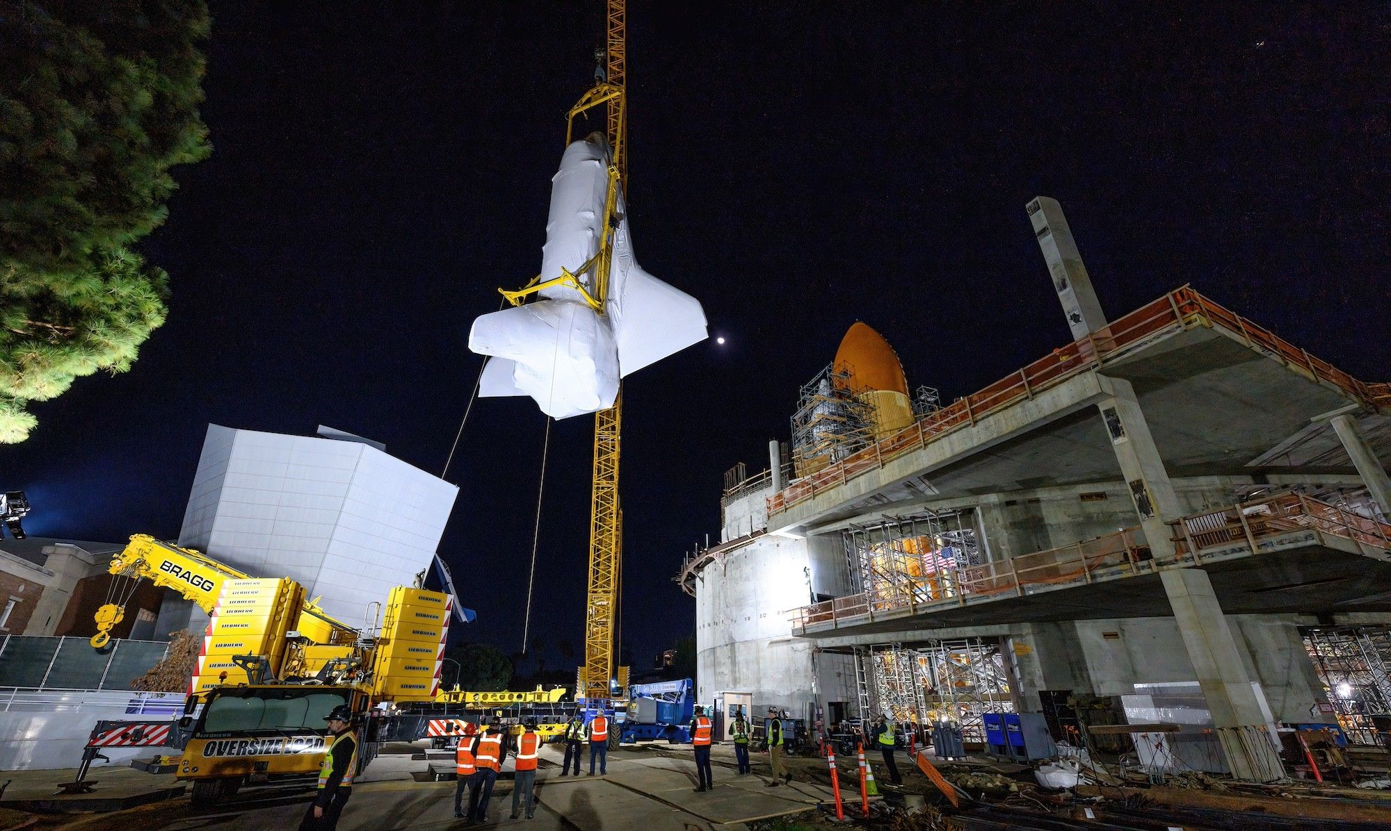 Space shuttle Endeavour installed in new museum | blooloop