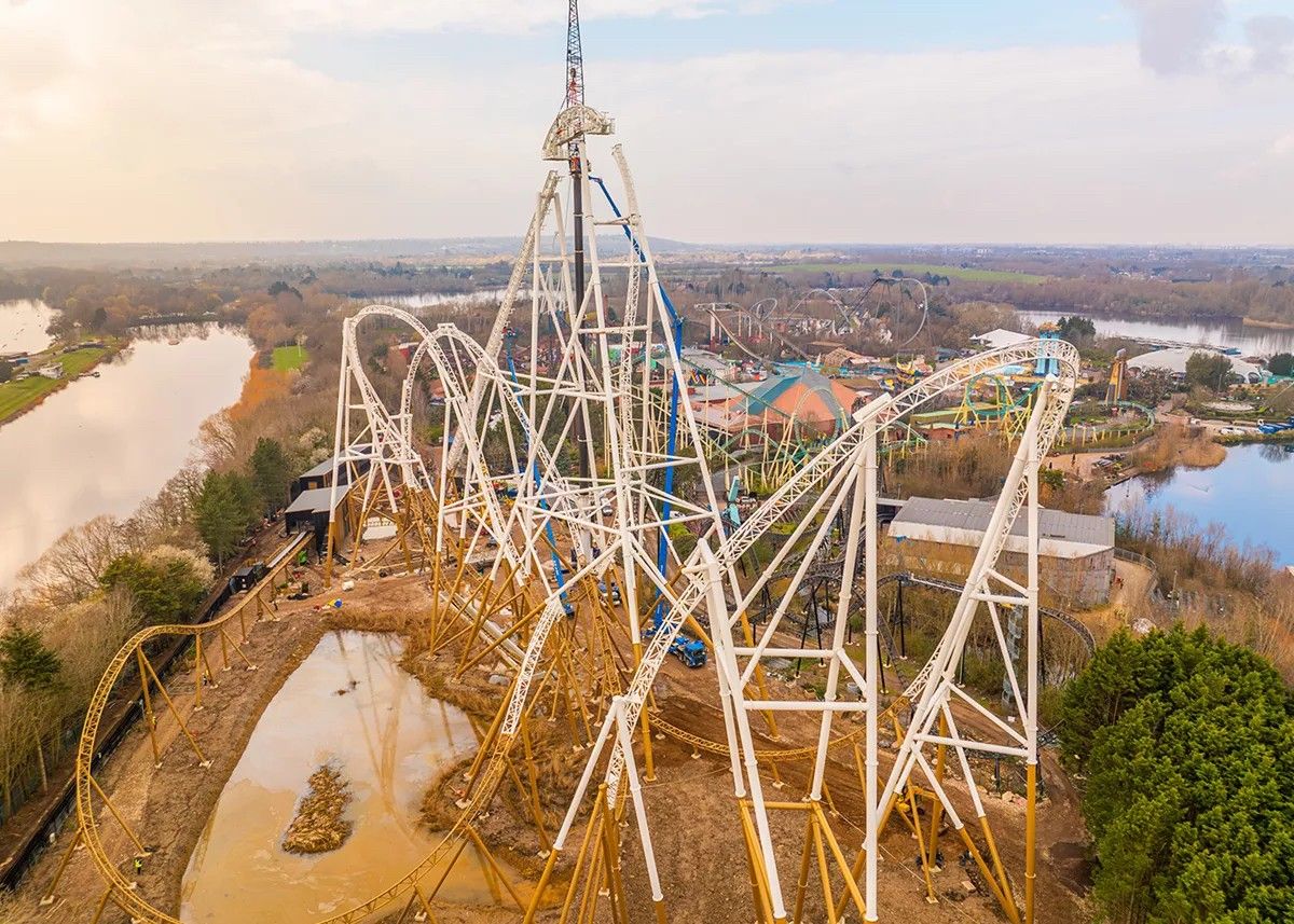 Thorpe Park installs final track piece on Hyperia coaster | blooloop