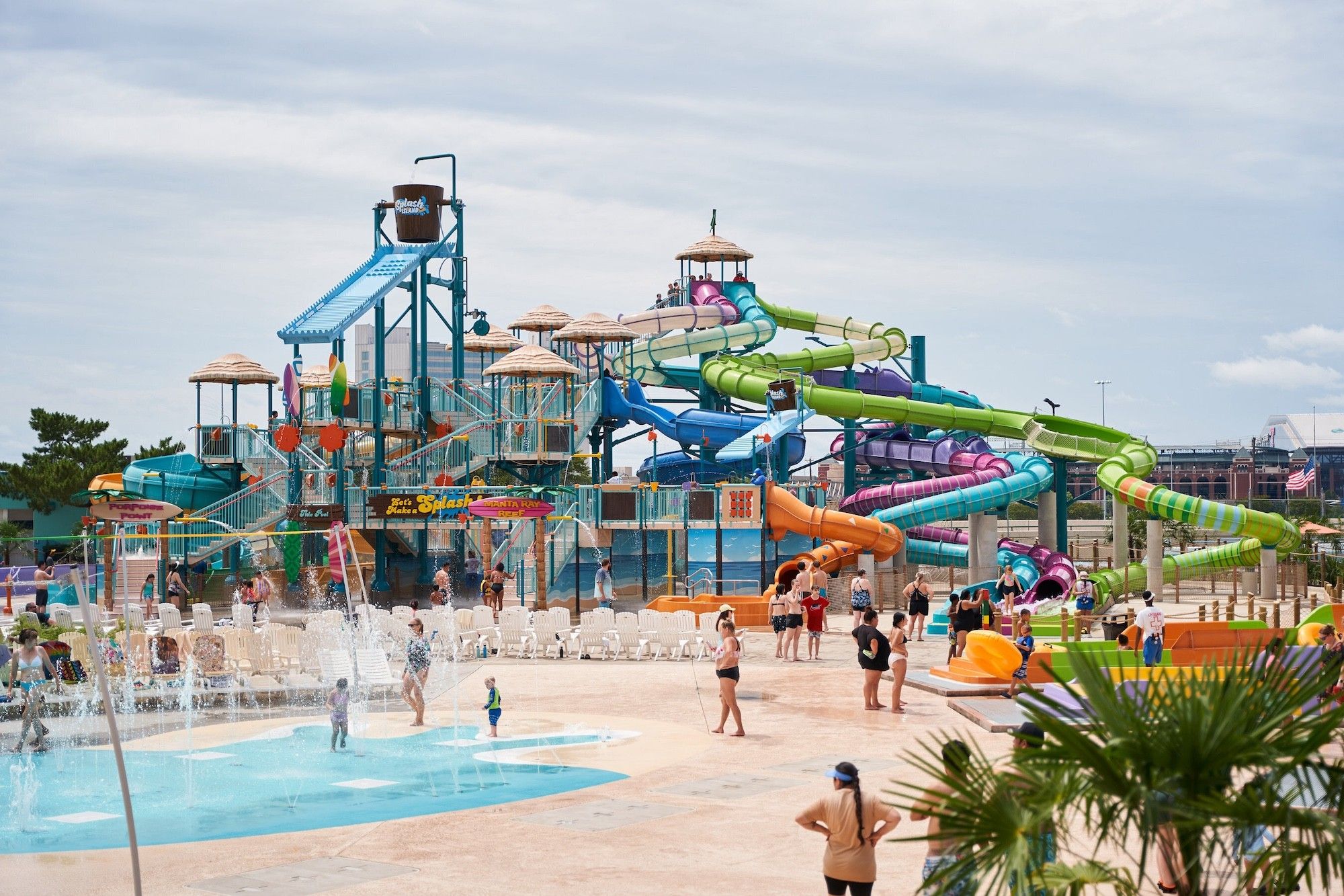 Hurricane Harbor Arlington opens new Splash Island | blooloop