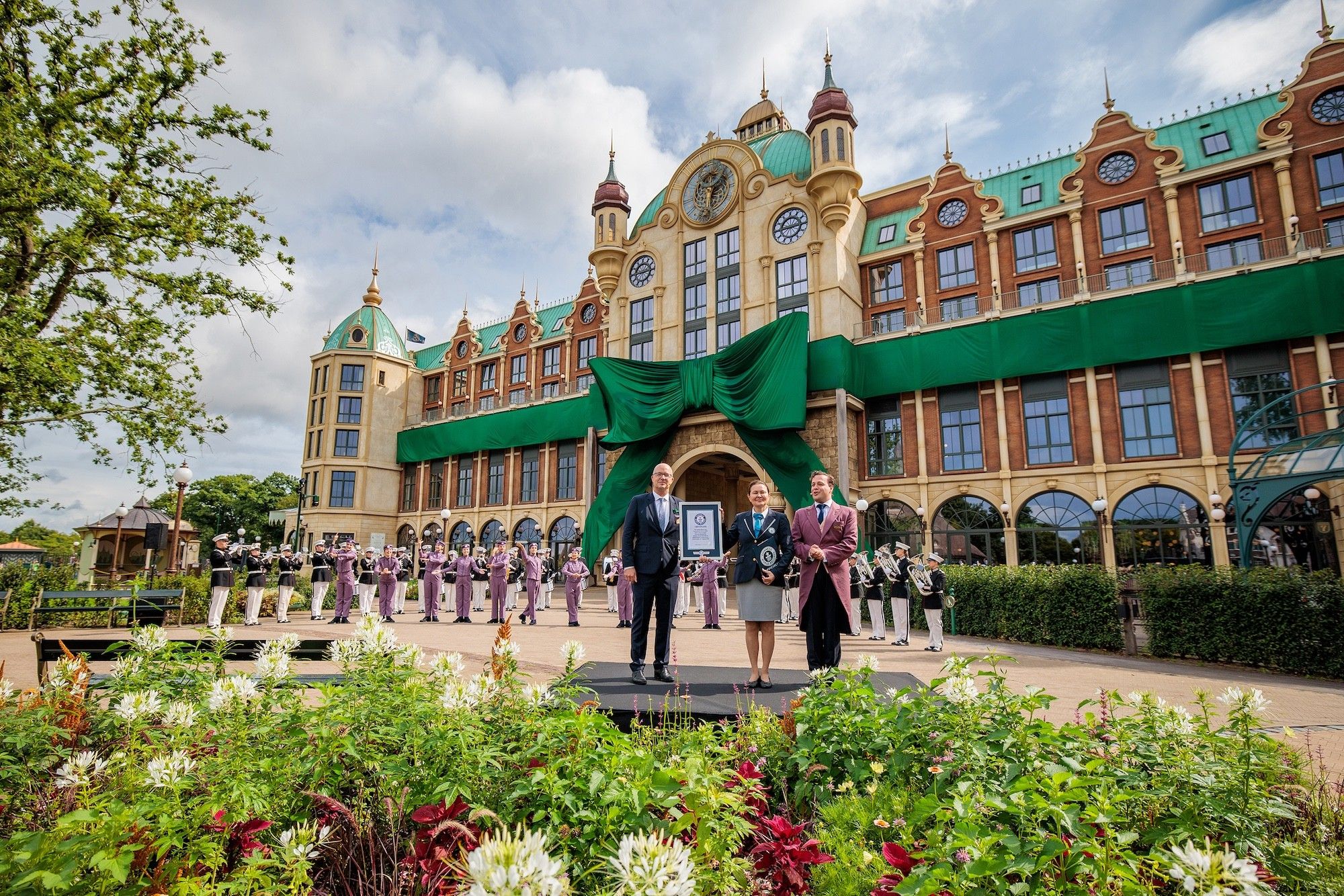 Efteling Grand Hotel opens with huge decorative bow | blooloop